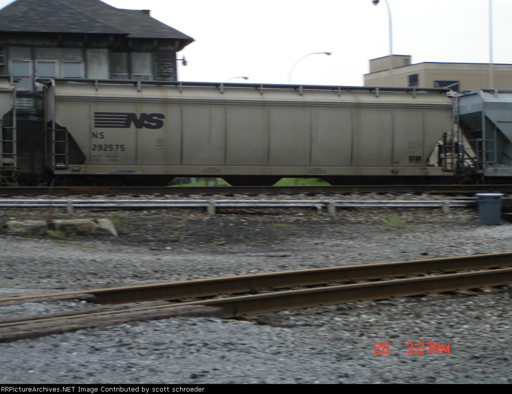 NS 292575 Covered Hopper WB